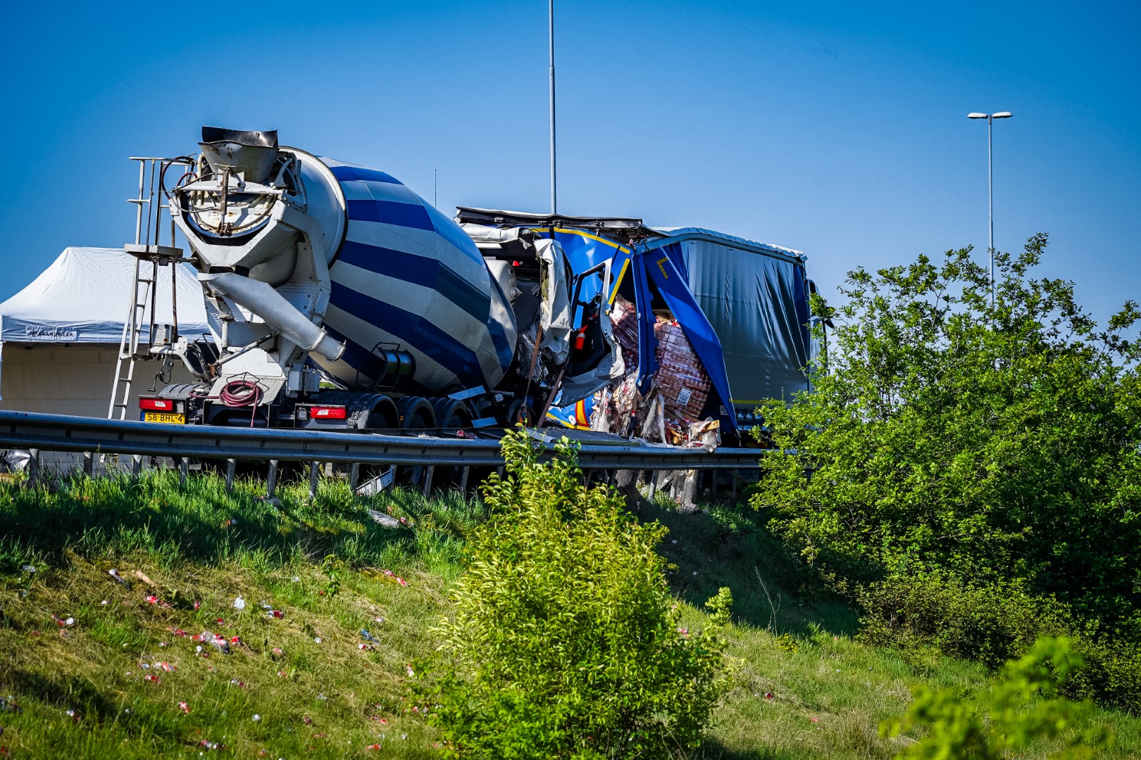 Dode bij botsing tussen twee vrachtwagens, snelweg dicht - 112 Nederland
