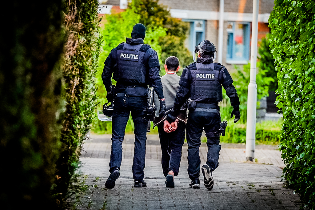 Arrestatieteam beukt deur open van woning in Arnhem: man aangehouden ...