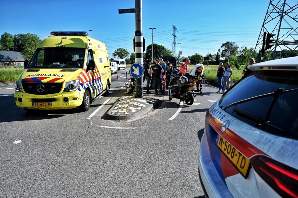 Motorrijder botst tegen auto met aanhanger - 112 Nederland