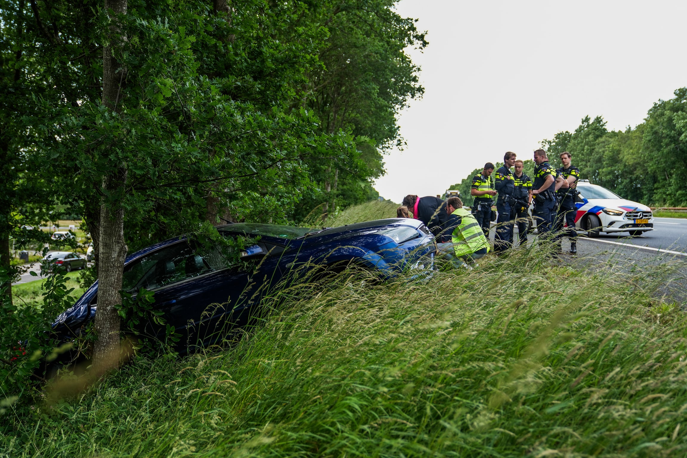 Automobilist belandt in berm naast snelweg - 112 Nederland