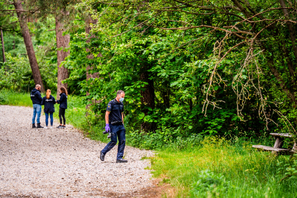Lichaam aangetroffen in bos, politie start onderzoek - 112 Nederland