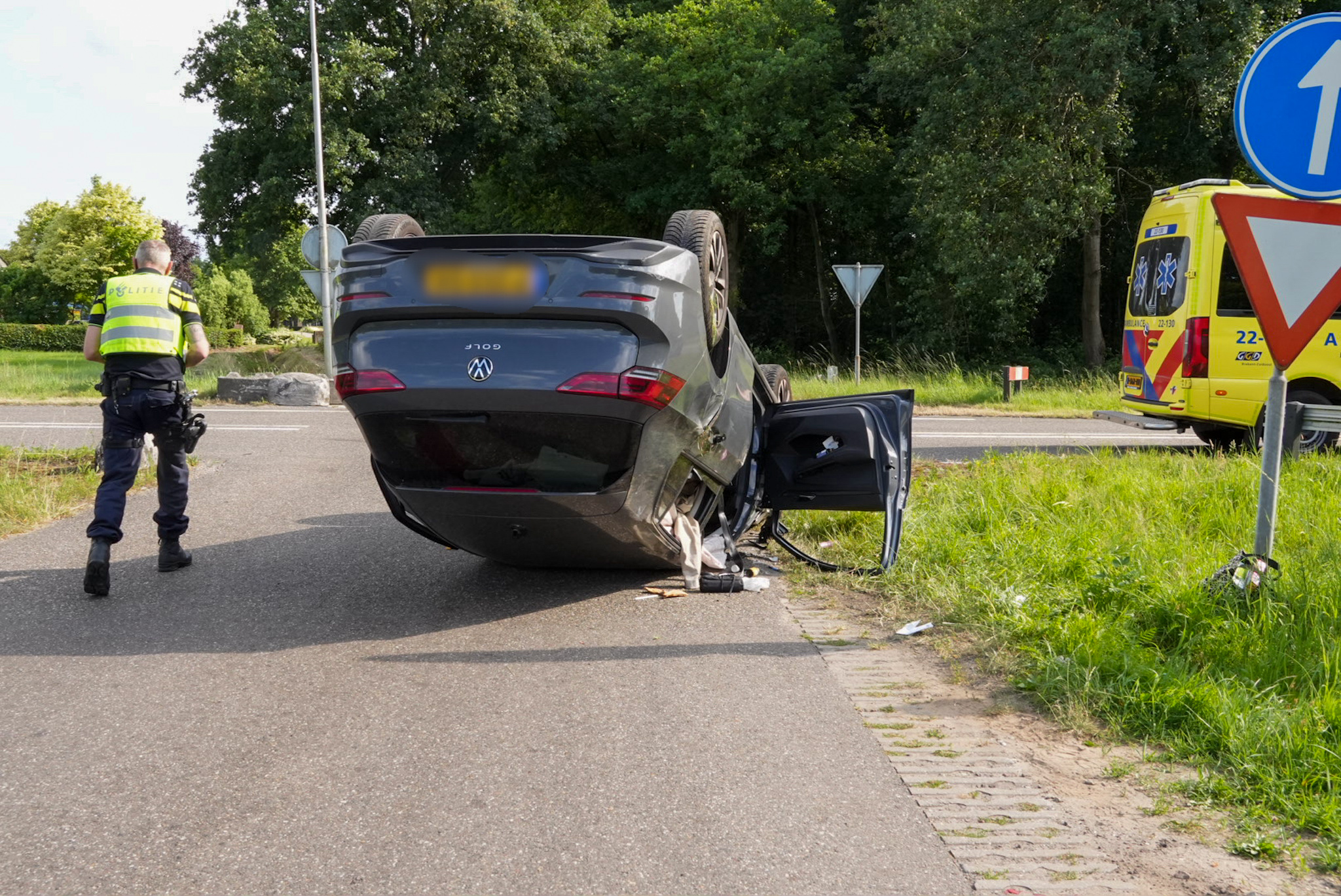 Auto op z’n kop door ongeval, twee vrouwen gewond - 112 Nederland