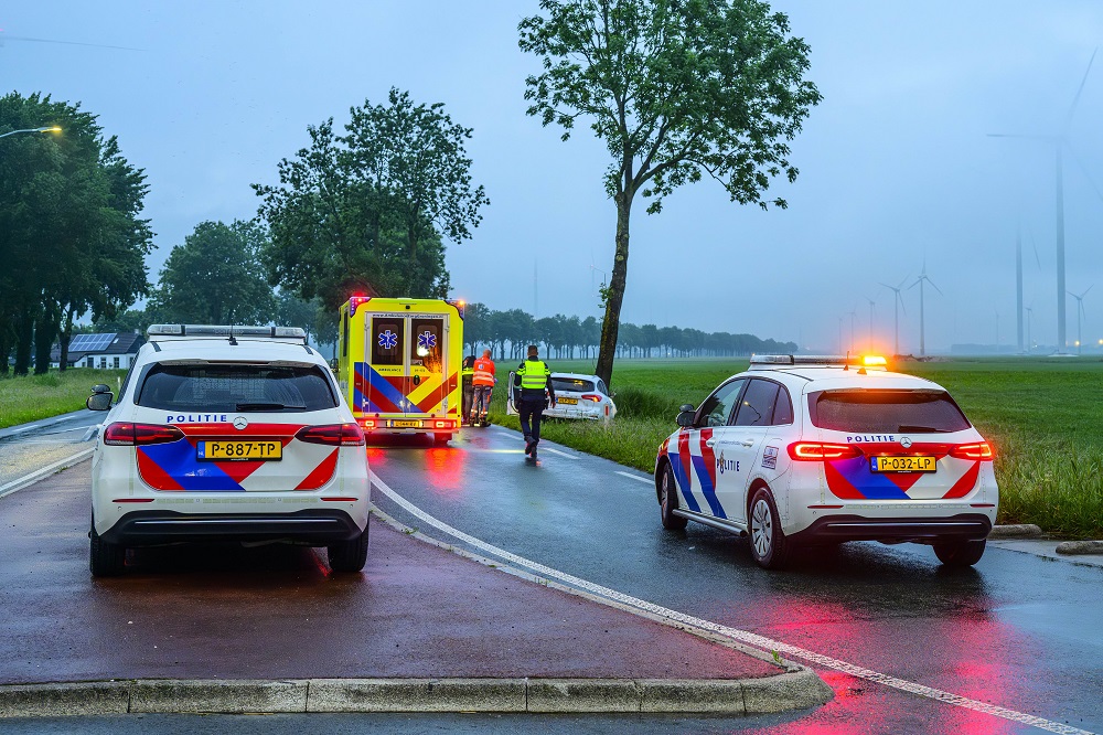 Auto botst tegen boom, bestuurder met politie mee - 112 Nederland
