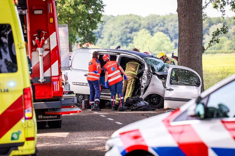 Bestuurder ernstig gewond na botsing tegen boom - 112 Nederland