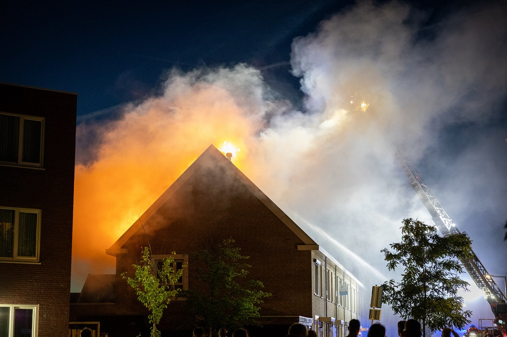 Grote brand in dak van twee woningen - 112 Nederland
