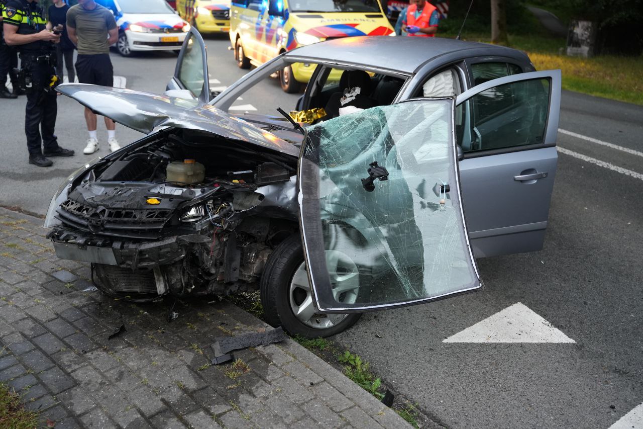 Drie gewonden bij botsing tussen auto’s, weg dicht - 112 Nederland