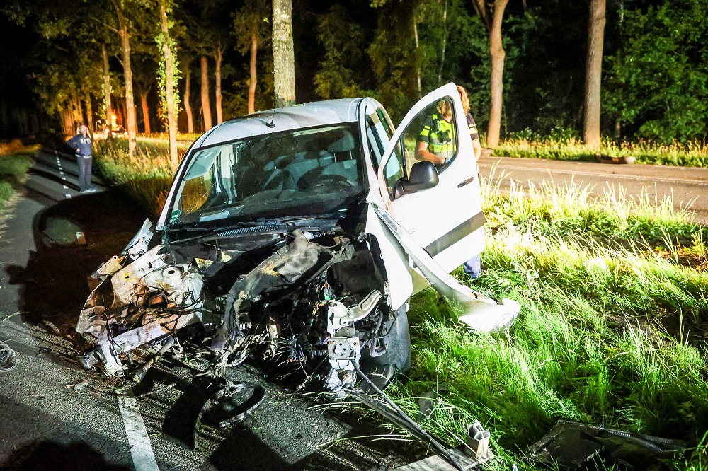 Automobilist spoorloos na crash tegen boom - 112 Nederland