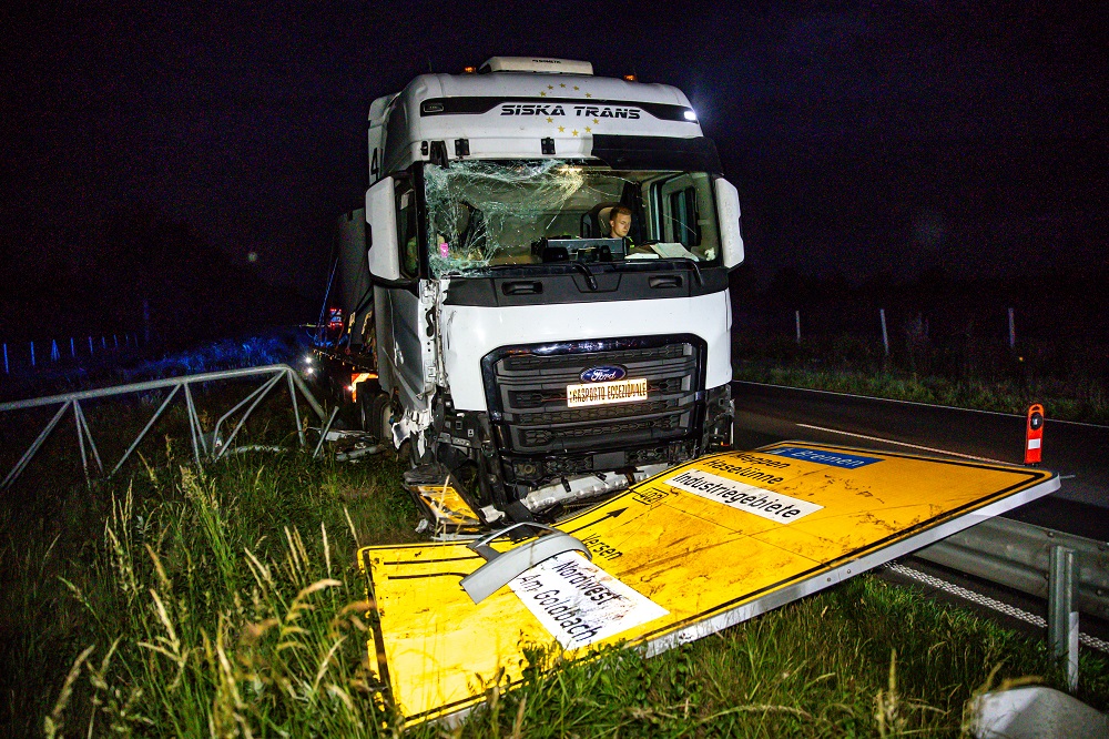 Vrachtwagen wijkt uit voor ree en ramt vangrail - 112 Nederland