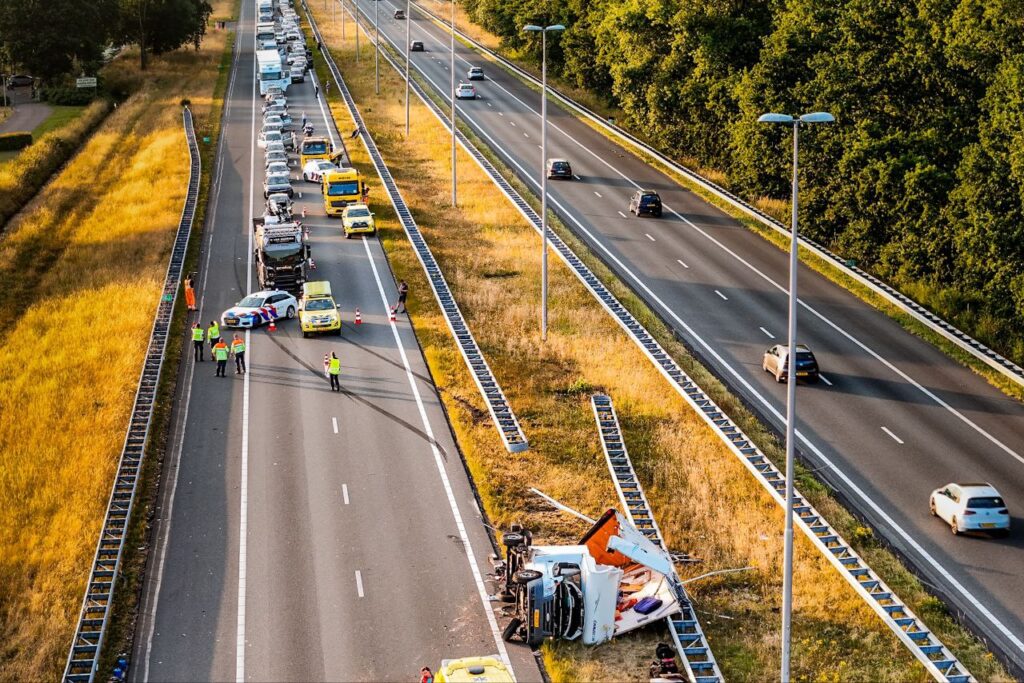 Gewonden bij zwaar ongeval met camper, snelweg volledig dicht - 112 Nederland