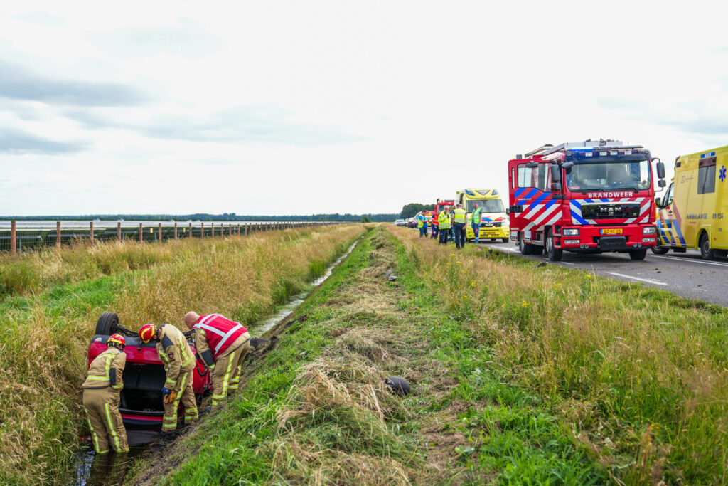 Auto ondersteboven in sloot na ernstig ongeval - 112 Nederland