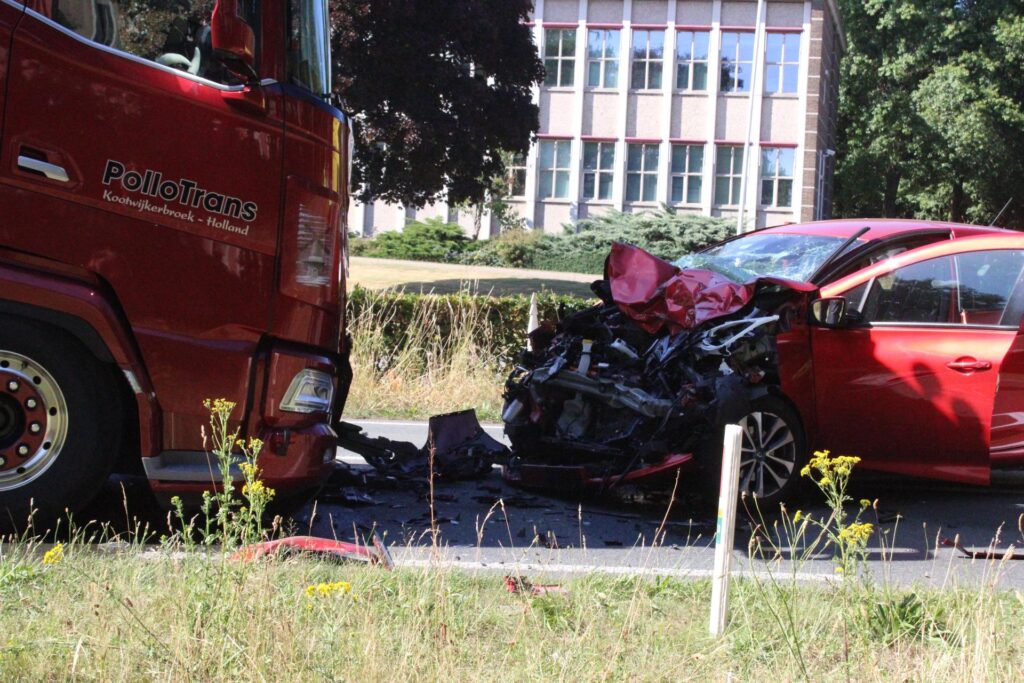 Twee gewonden bij frontale botsing vrachtwagen en auto - 112 Nederland