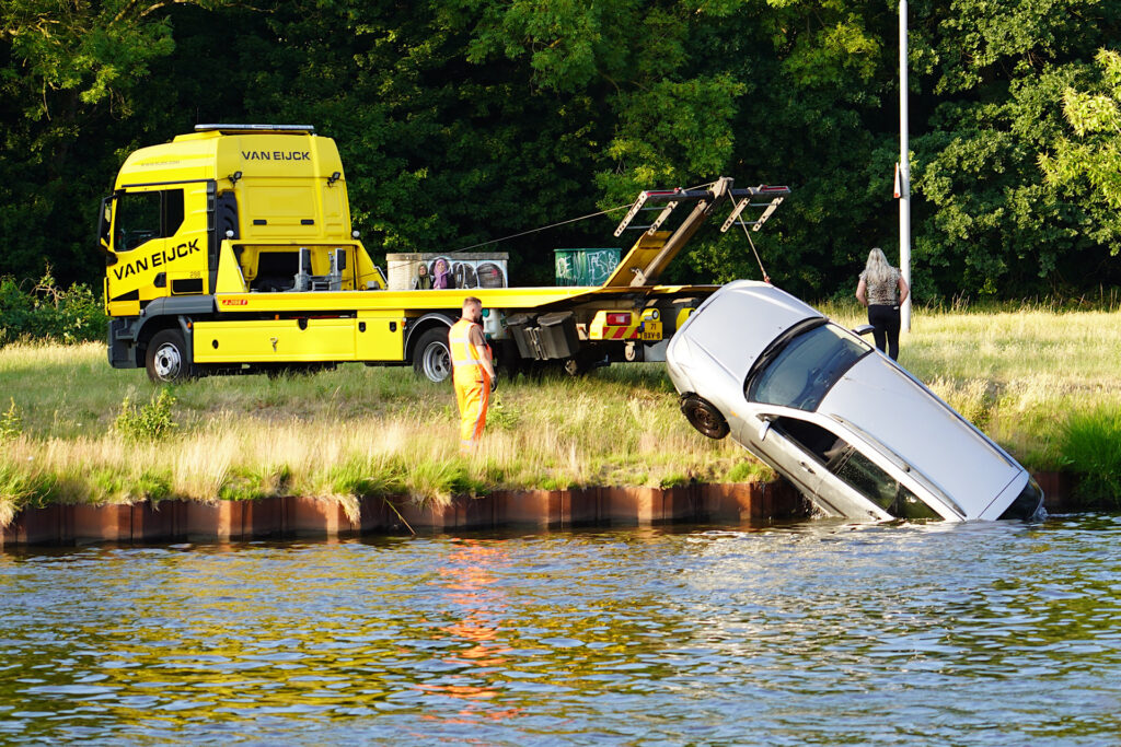 Automobilist verliest controle over het stuur en belandt met auto in kanaal - 112 Nederland