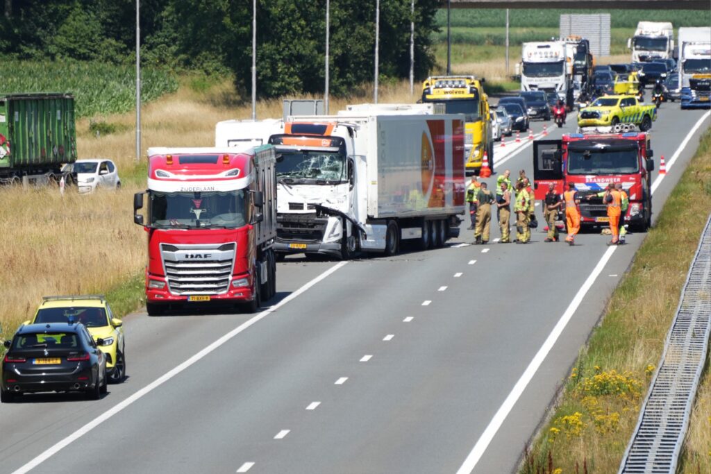 Snelweg dicht na ongeluk met drie vrachtwagens - 112 Nederland