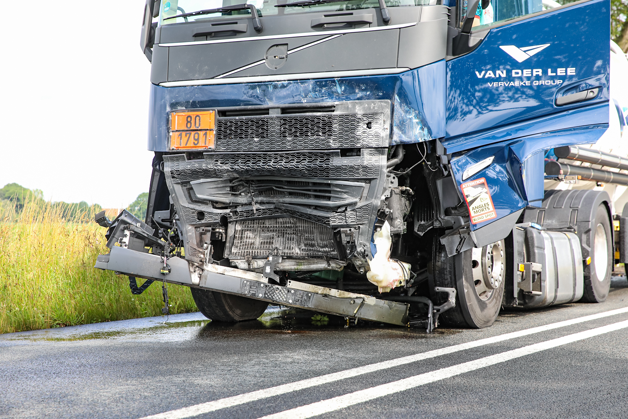 81-jarige automobilist overlijdt bij frontale botsing met vrachtwagen - 112 Nederland