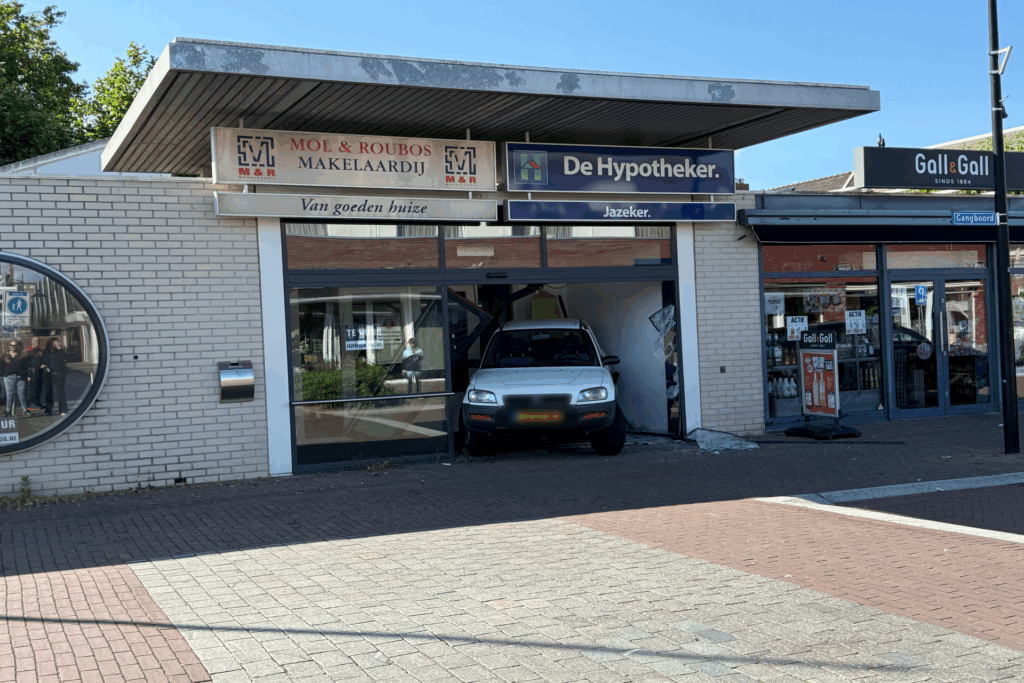 Auto rijdt tegen pand, gevel zwaar beschadigd - 112 Nederland