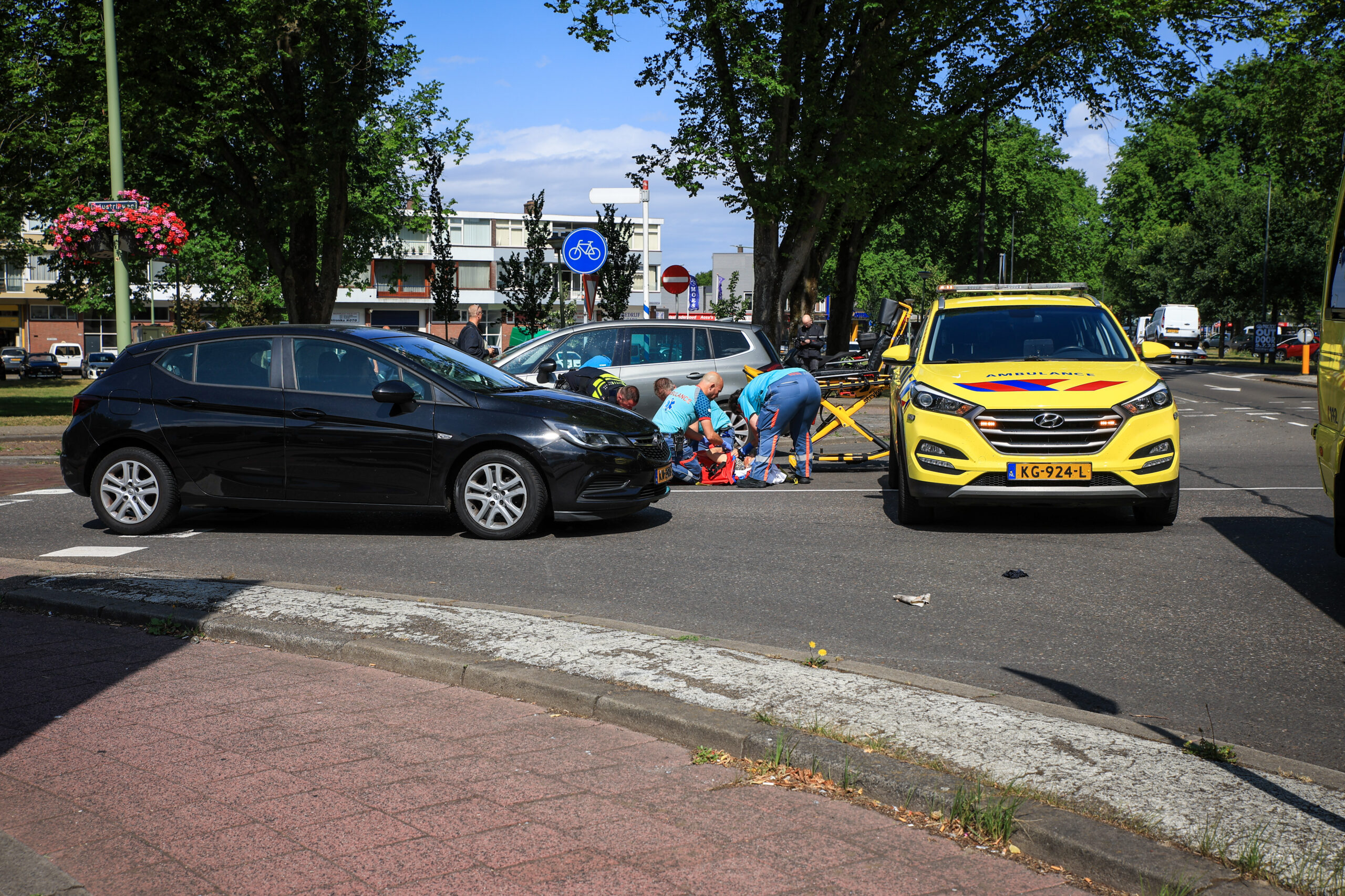 Fietser gewond bij aanrijding met auto op kruispunt - 112 Nederland