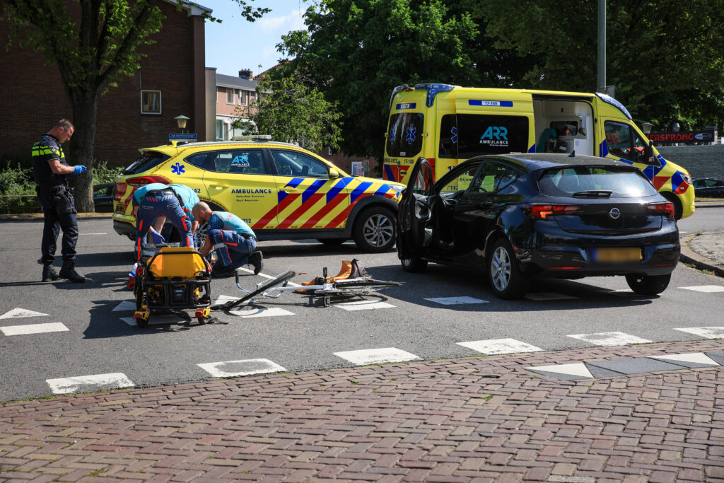 Fietser gewond bij aanrijding met auto op kruispunt - 112 Nederland