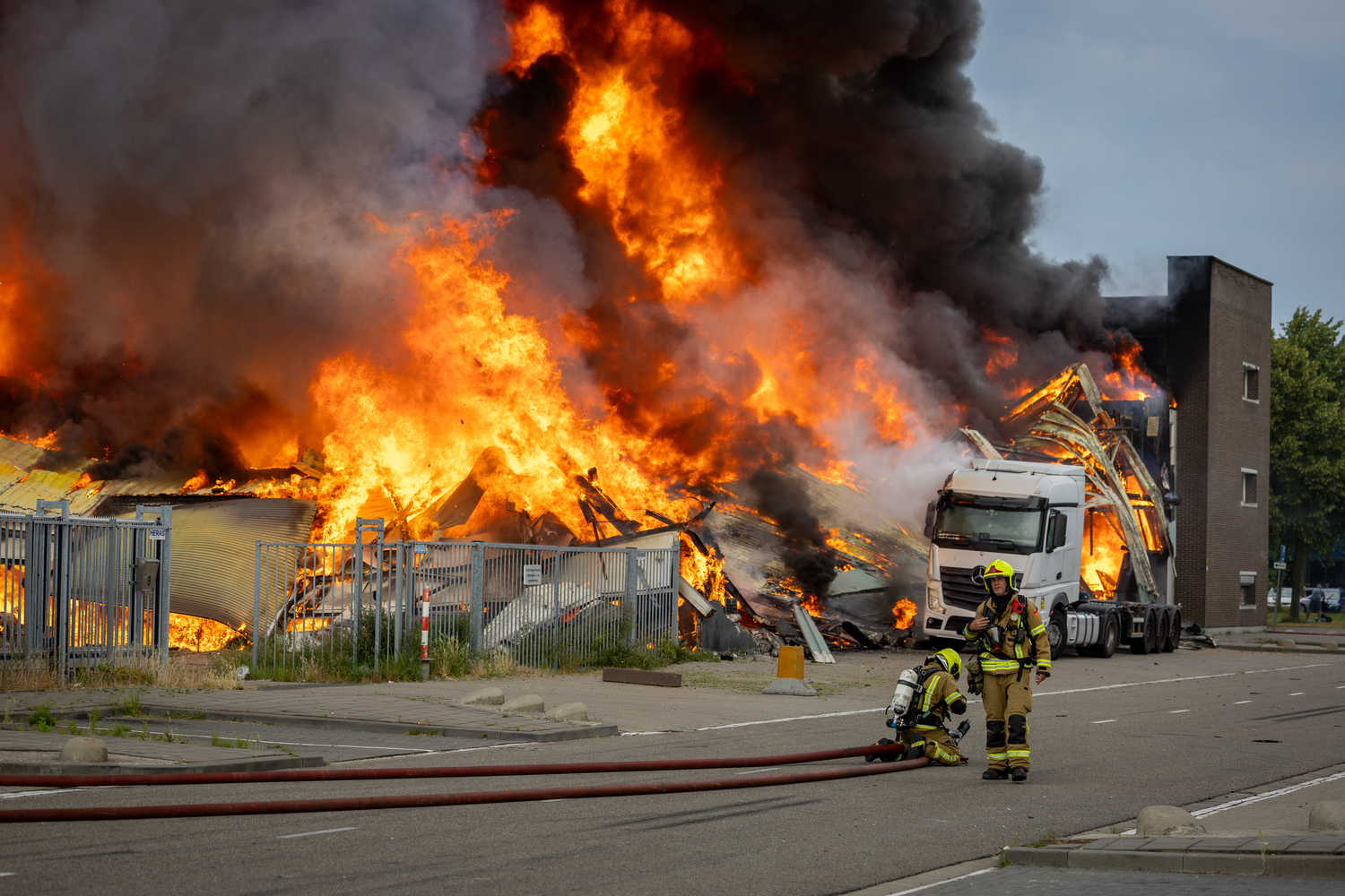 Zeer grote brand in bedrijfspand, pand deels ingestort - 112 Nederland