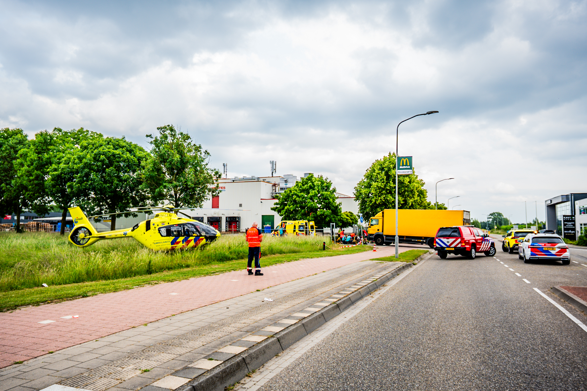 Fietser gereanimeerd na aanrijding met vrachtwagen - 112 Nederland