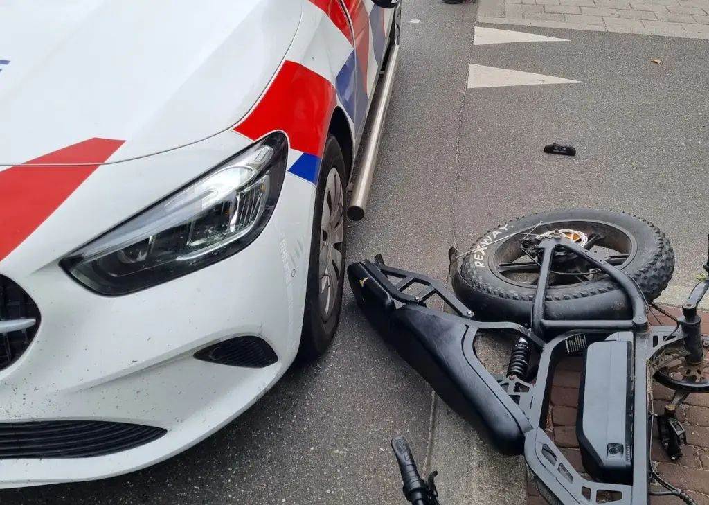 Man (27) botst met opgevoerde fatbike tegen politieauto - 112 Nederland
