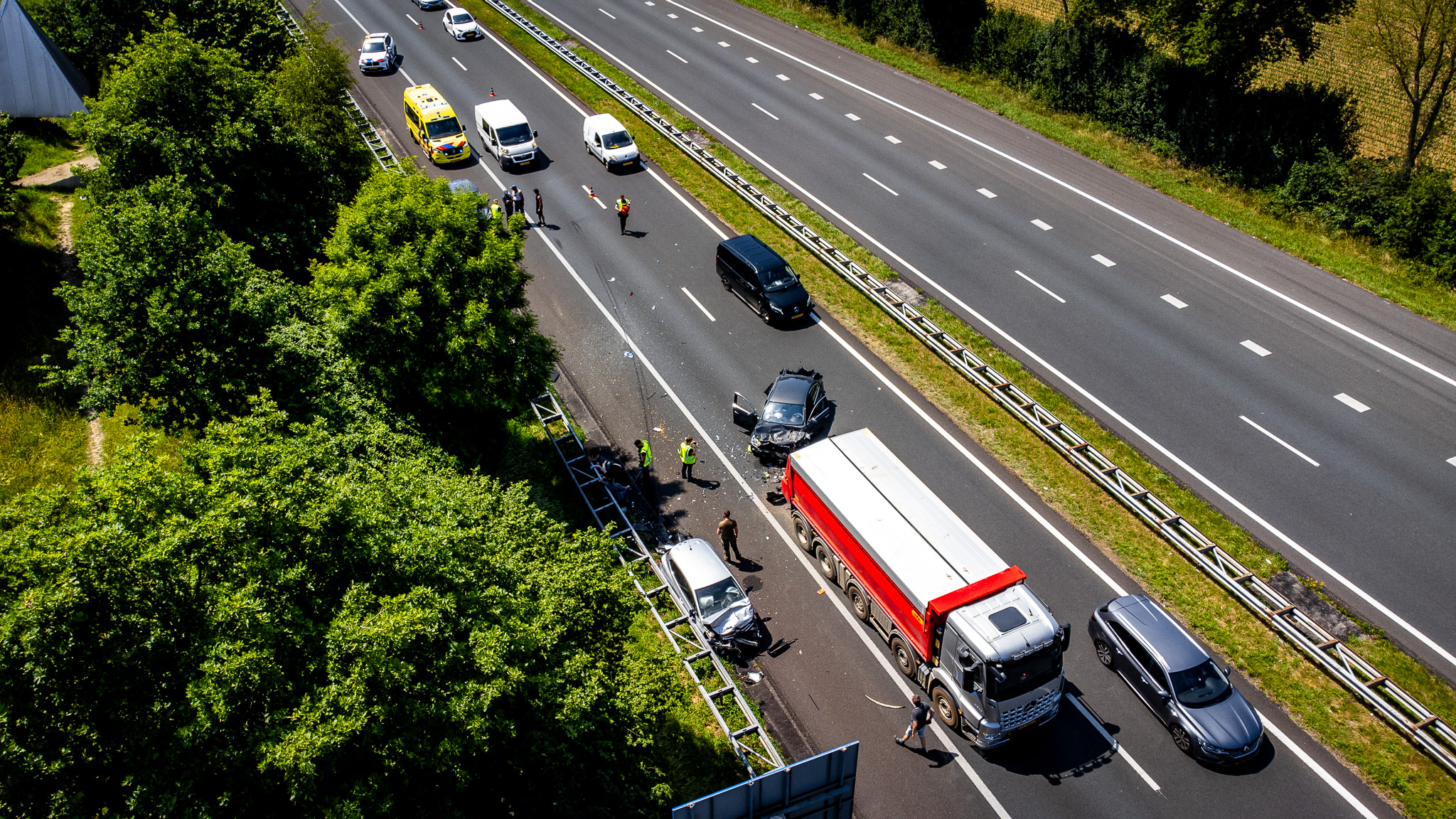 Twee gewonden bij ernstig ongeval op snelweg, vrachtwagen verliest lading - 112 Nederland