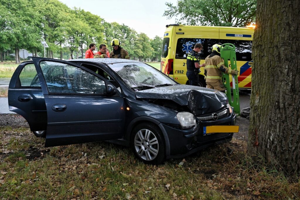 Automobiliste botst tegen boom en raakt gewond - 112 Nederland