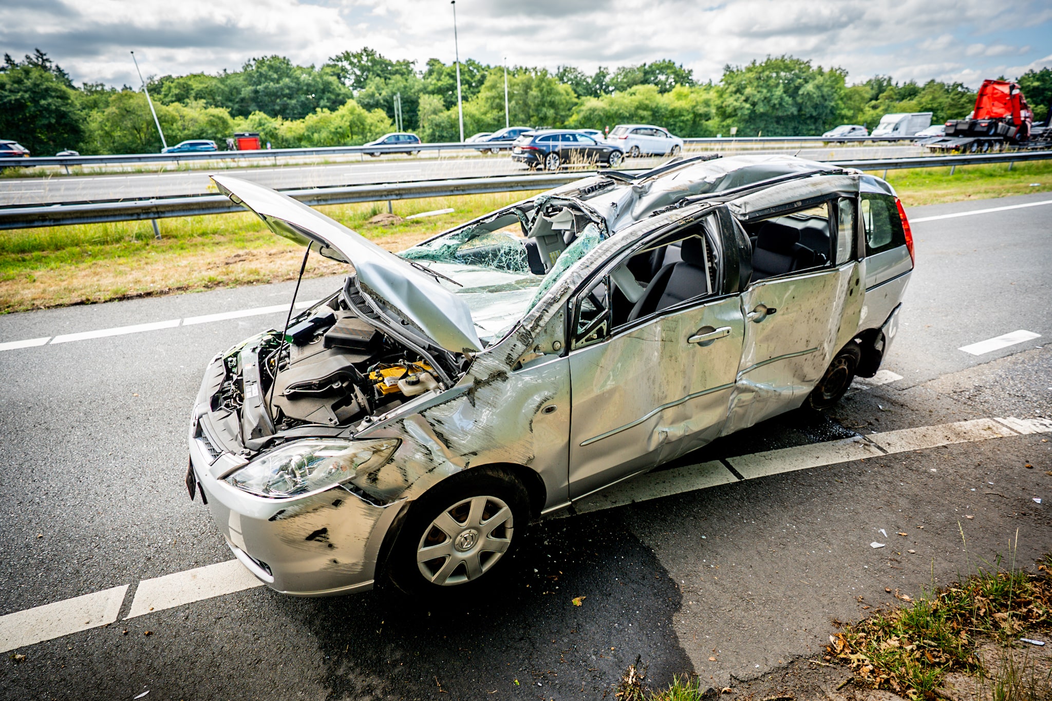 Auto zwaar beschadigd bij ongeluk op snelweg, bestuurder naar ...