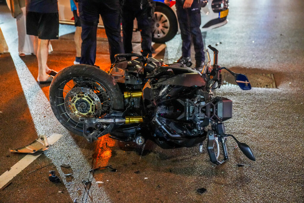 Motorrijder zonder rijbewijs botst tegen auto - 112 Nederland