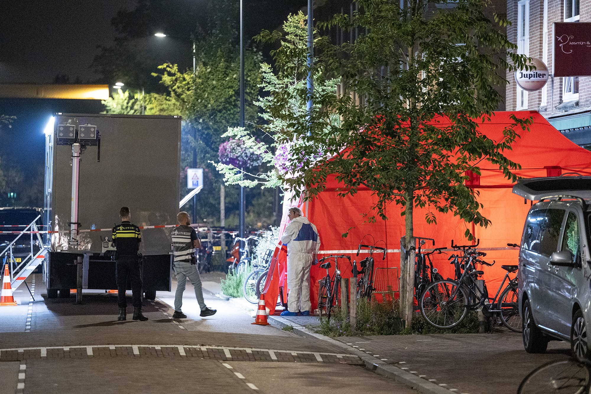 Man doodgestoken in drukke straat, verdachte (43) aangehouden - 112 Nederland