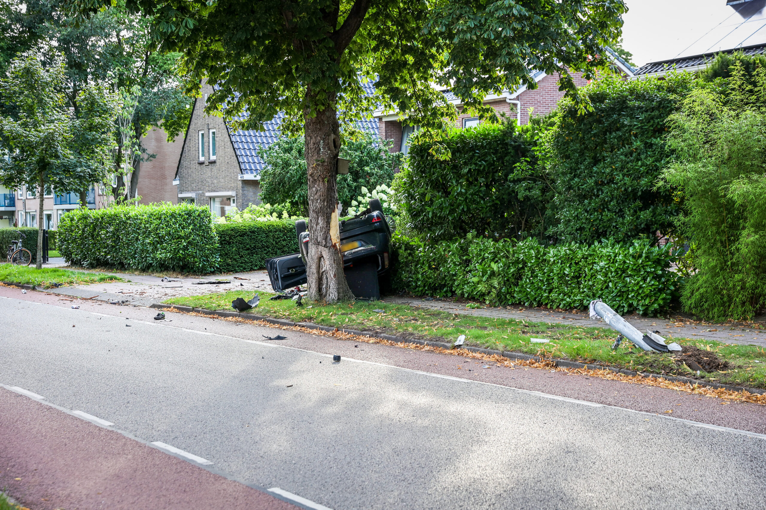 Auto raakt van de weg en ramt boom - 112 Nederland