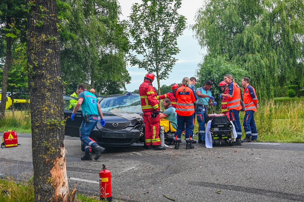 UPDATE: Auto botst tegen boom, bestuurder met spoed naar ziekenhuis - 112 Nederland