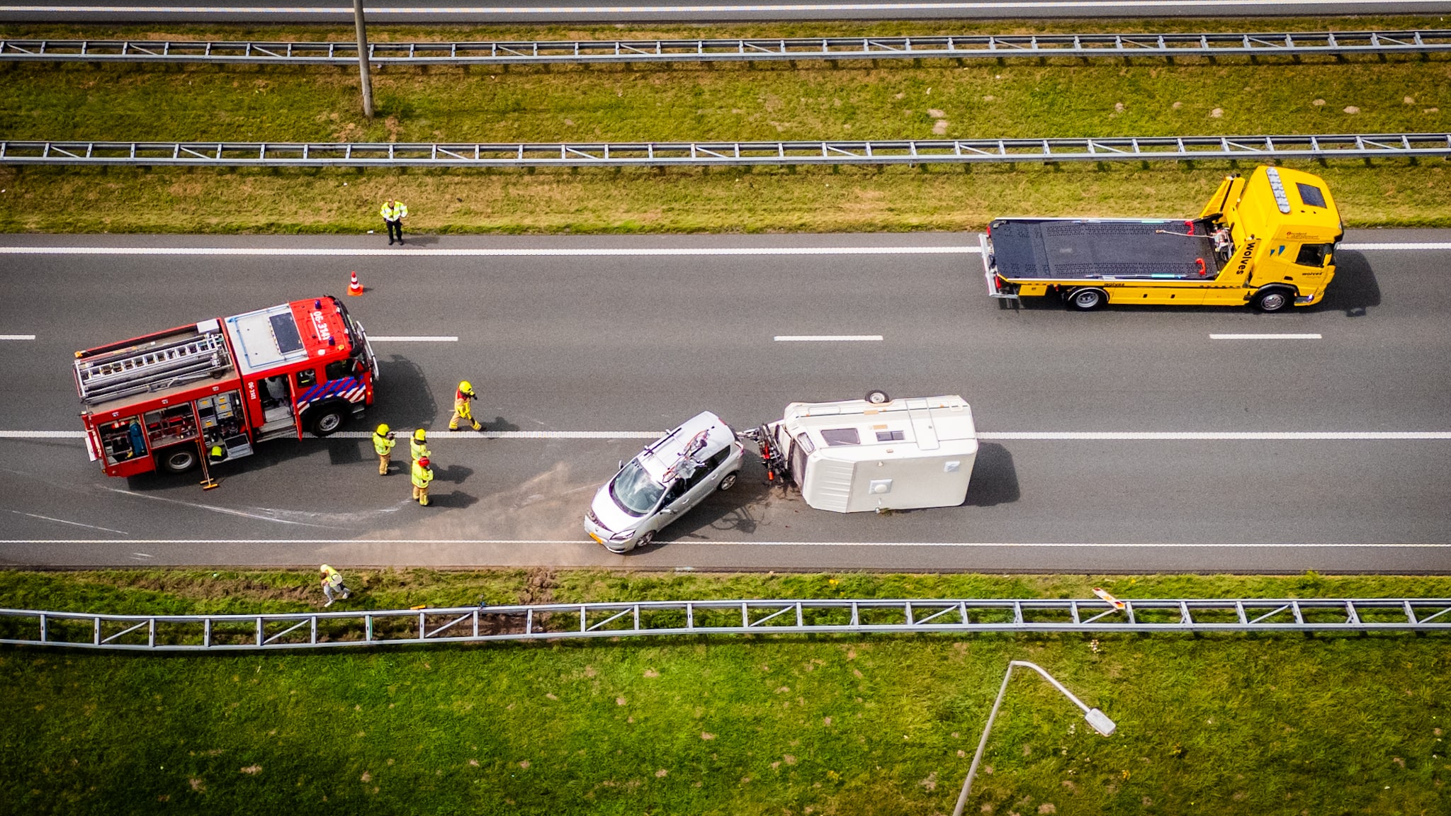 Gezin met twee kinderen crasht op snelweg met caravan - 112 Nederland
