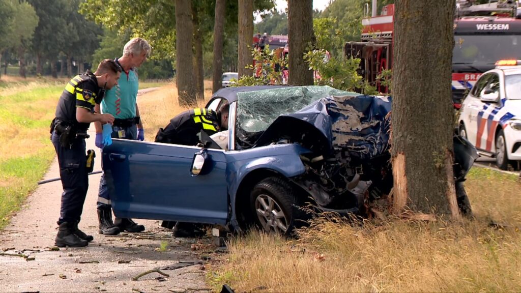 Automobilist overleden na botsing tegen boom - 112 Nederland