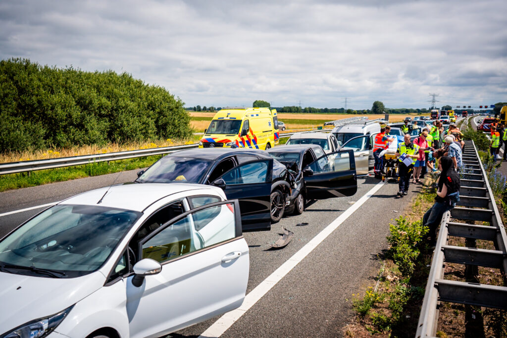 Grote kettingbotsingen met 16 auto’s op de A12 - 112 Nederland