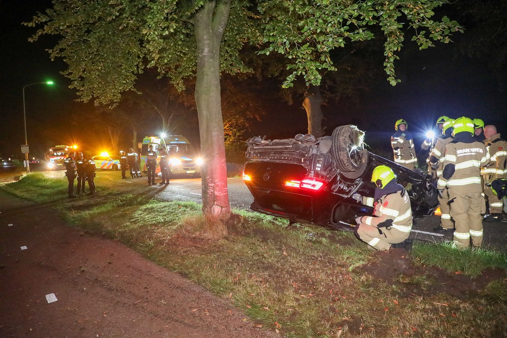 Auto crasht tegen bomen, bestuurder aangehouden - 112 Nederland