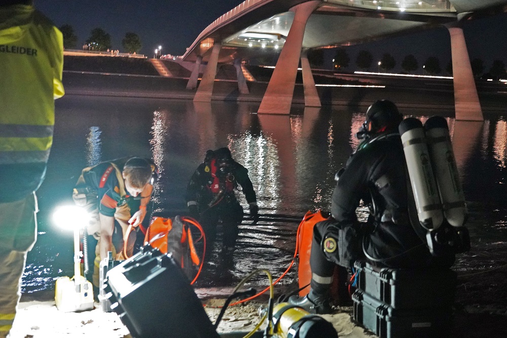 Grote zoekactie in Spiegelwaal naar vermist persoon - 112 Nederland