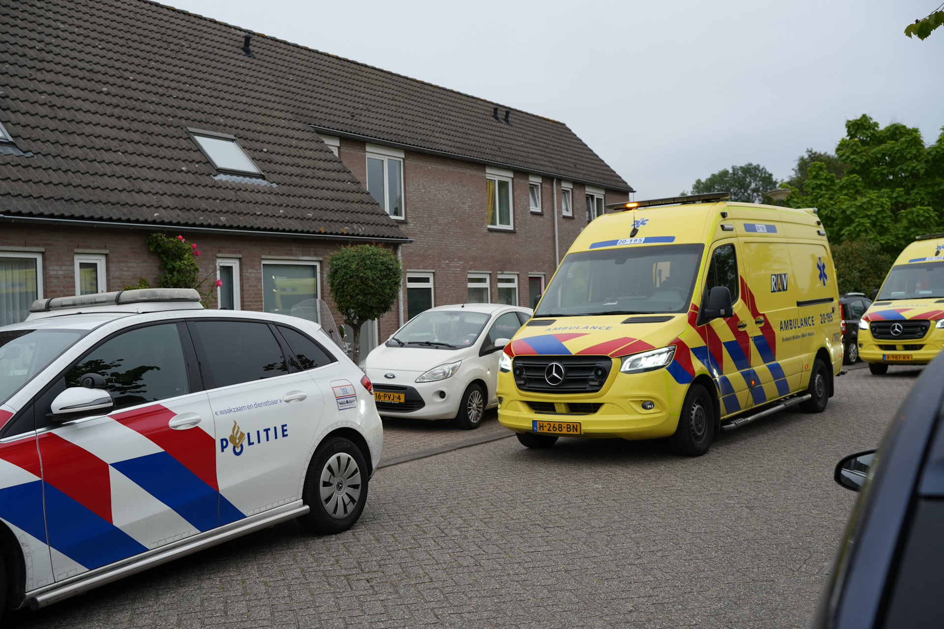 Overleden vrouw aangetroffen in zwembad, politie doet onderzoek - 112 Nederland