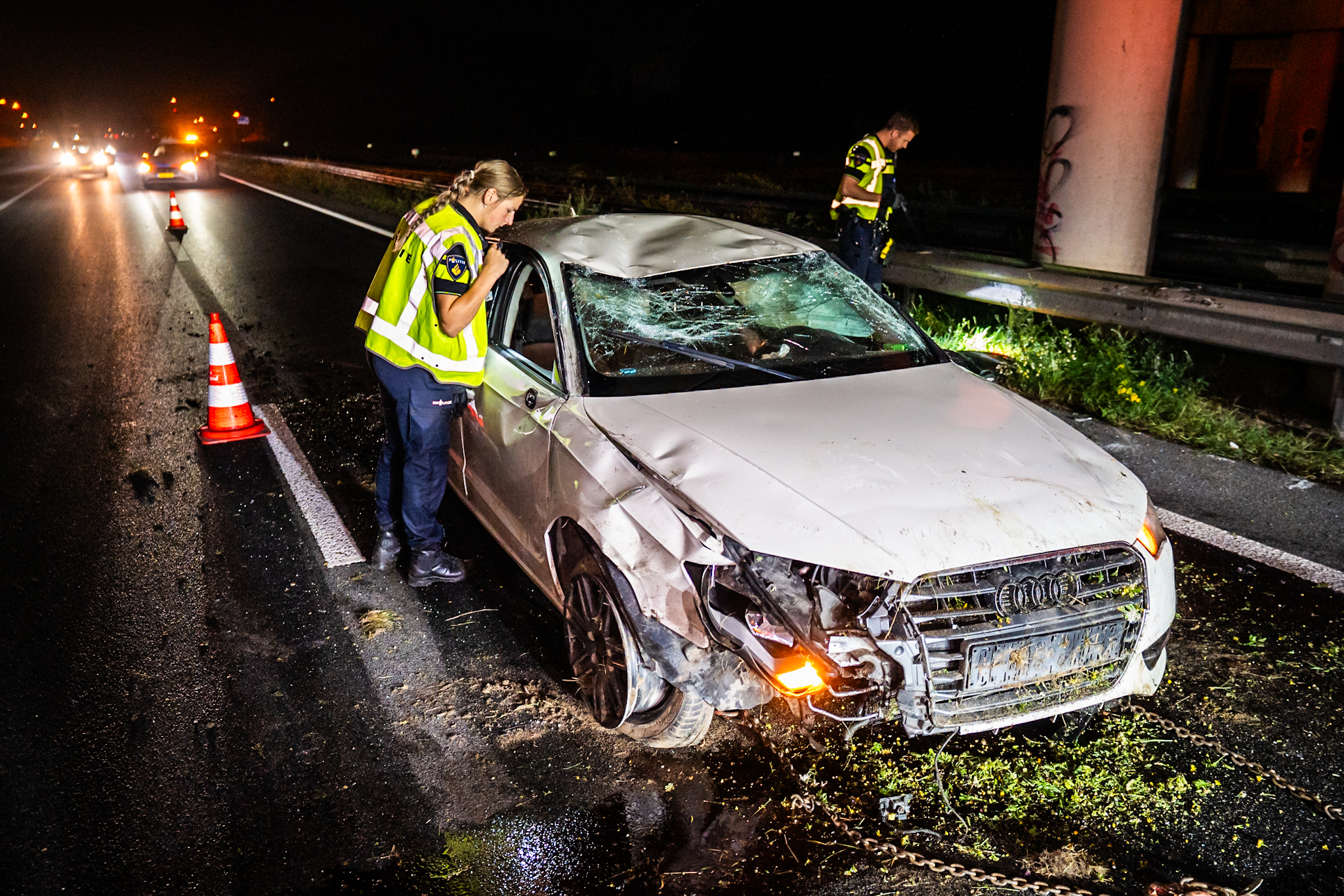 Auto glijdt over vangrail en slaat over de kop - 112 Nederland