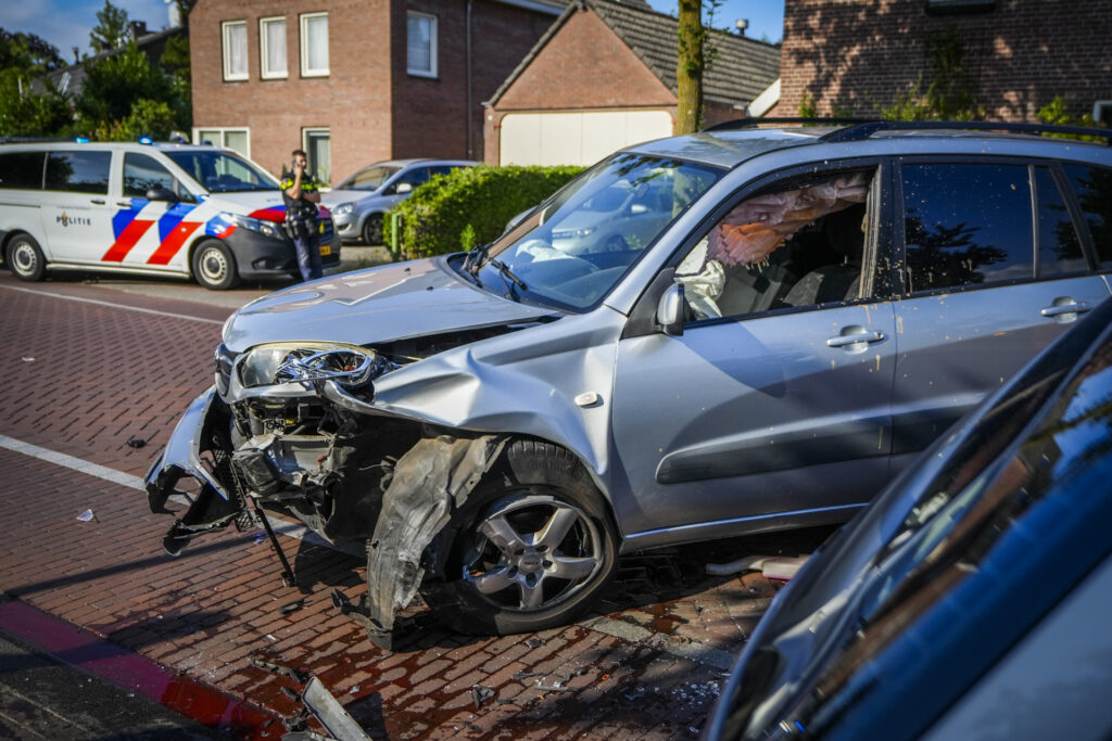 Frontale botsing tussen twee auto’s, bestuurder vermoedelijk onder invloed - 112 Nederland