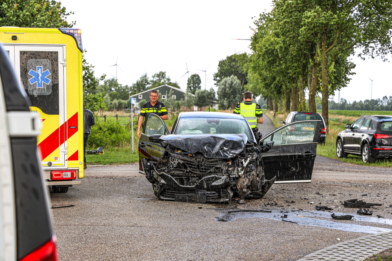 Forse botsing tussen twee auto´s, twee gewonden naar het ziekenhuis - 112 Nederland