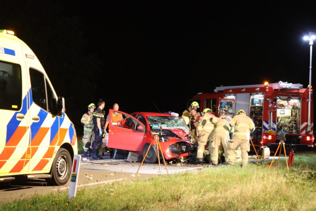 Drie mensen zwaargewond bij frontale aanrijding - 112 Nederland