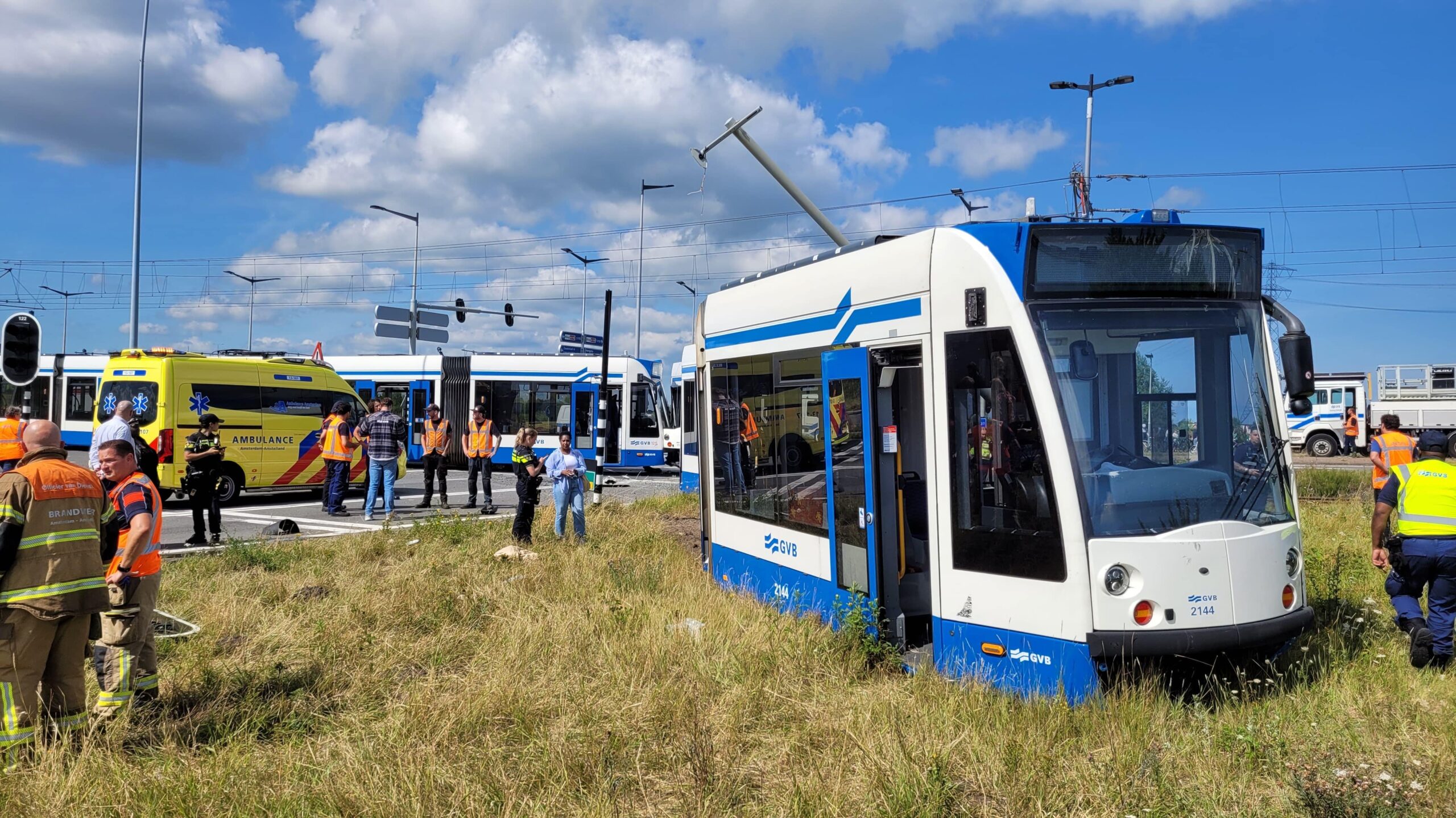 Tram ontspoord na botsing met busje - 112 Nederland