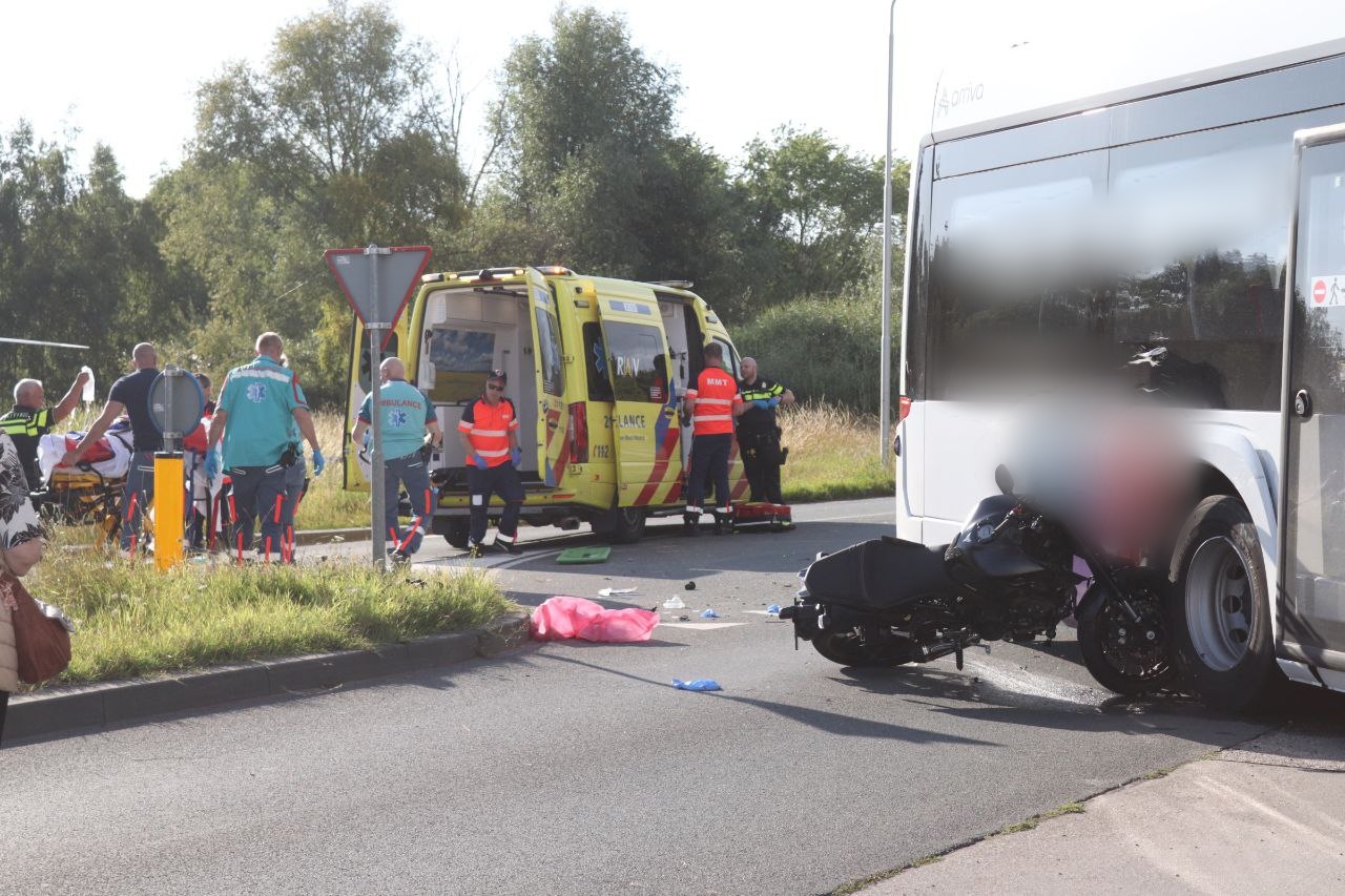 Motorrijder raakt gewond bij aanrijding met lijnbus - 112 Nederland