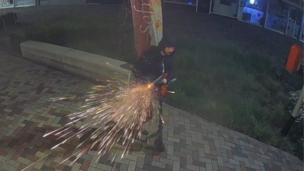 Man op step schiet op horecazaak, beelden vrijgegeven door politie ...