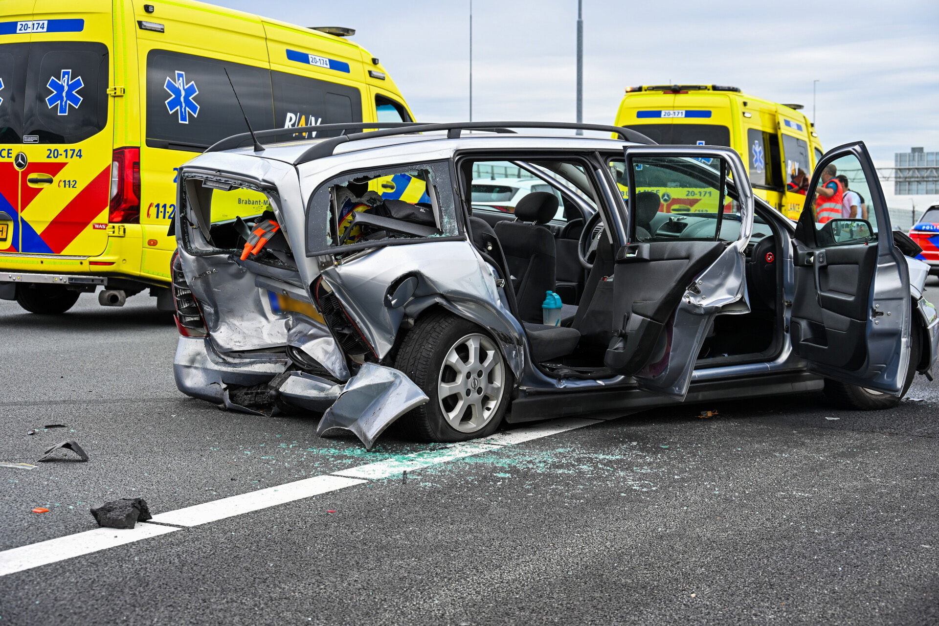 Drie gewonden bij aanrijding op snelweg, twee rijstroken afgesloten - 112 Nederland