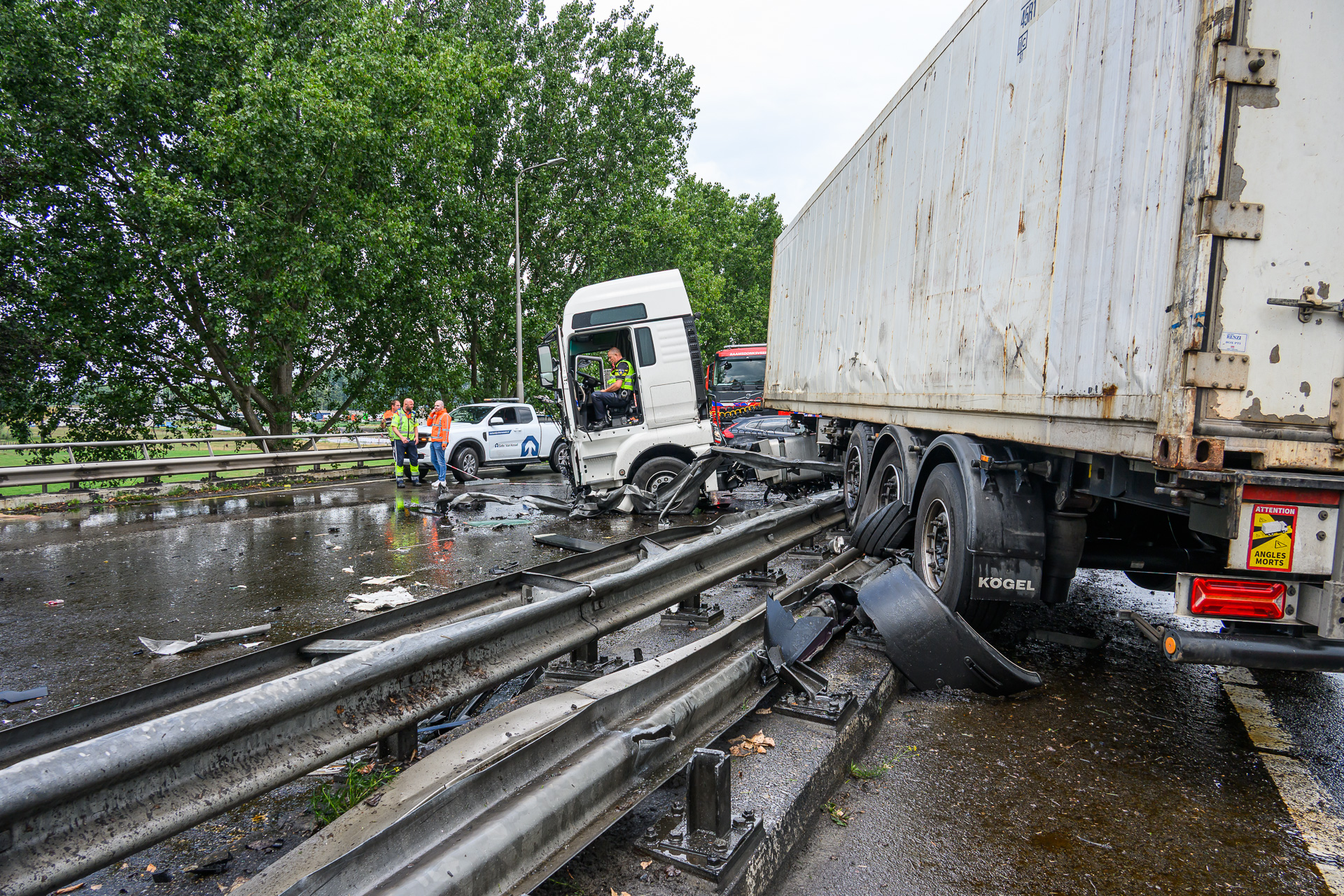 Dode bij ongeval op snelweg, vrachtwagen dwars door de vangrail heen - 112 Nederland