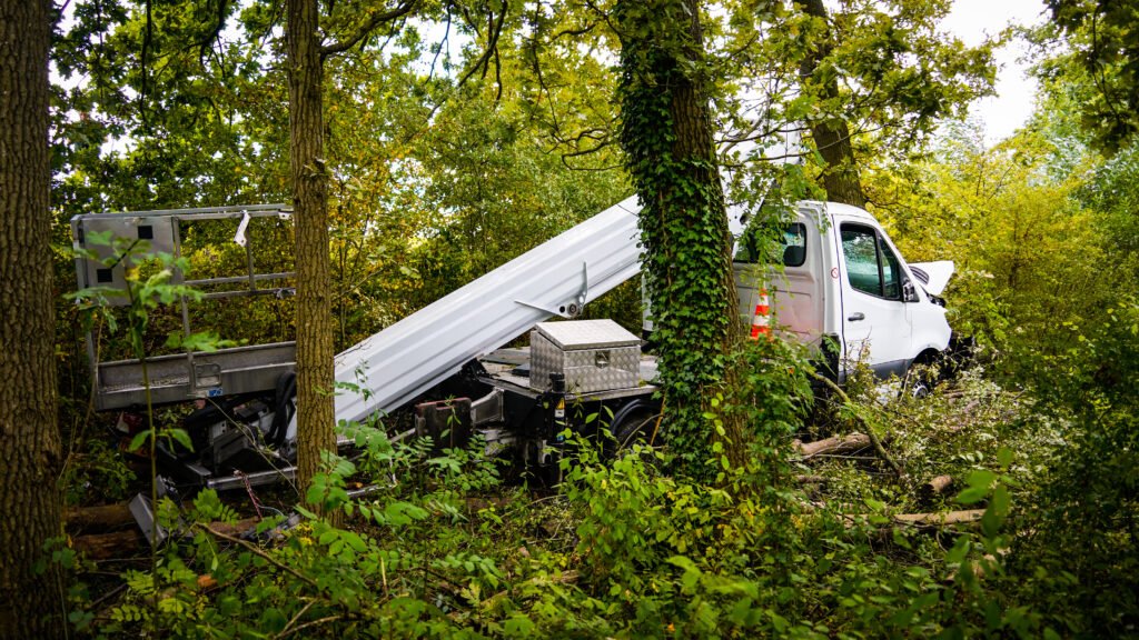 Hoogwerker belandt onderaan talud van de snelweg - 112 Nederland