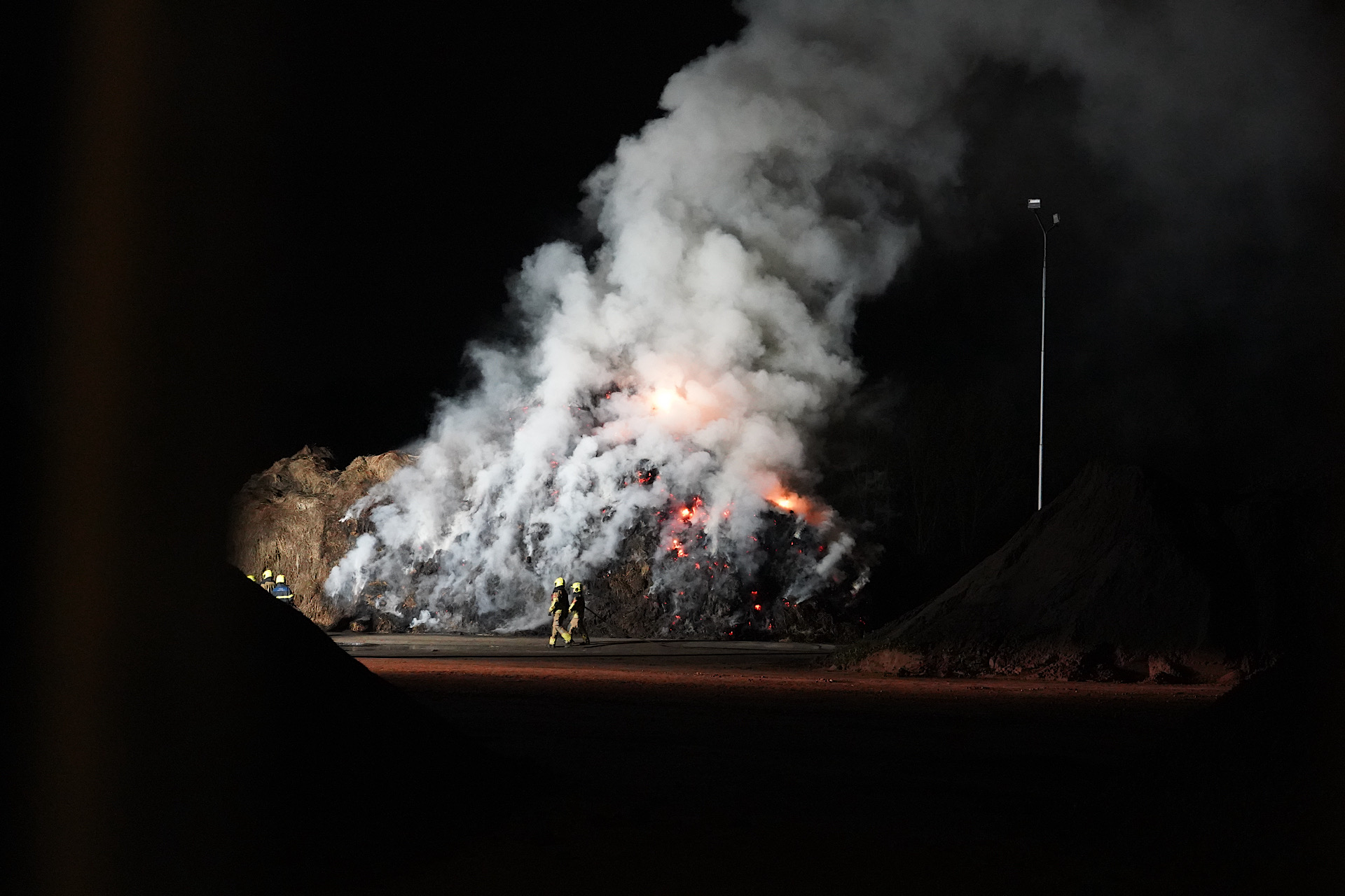 Grote berg maaisel in brand, veel rook komt vrij - 112 Nederland