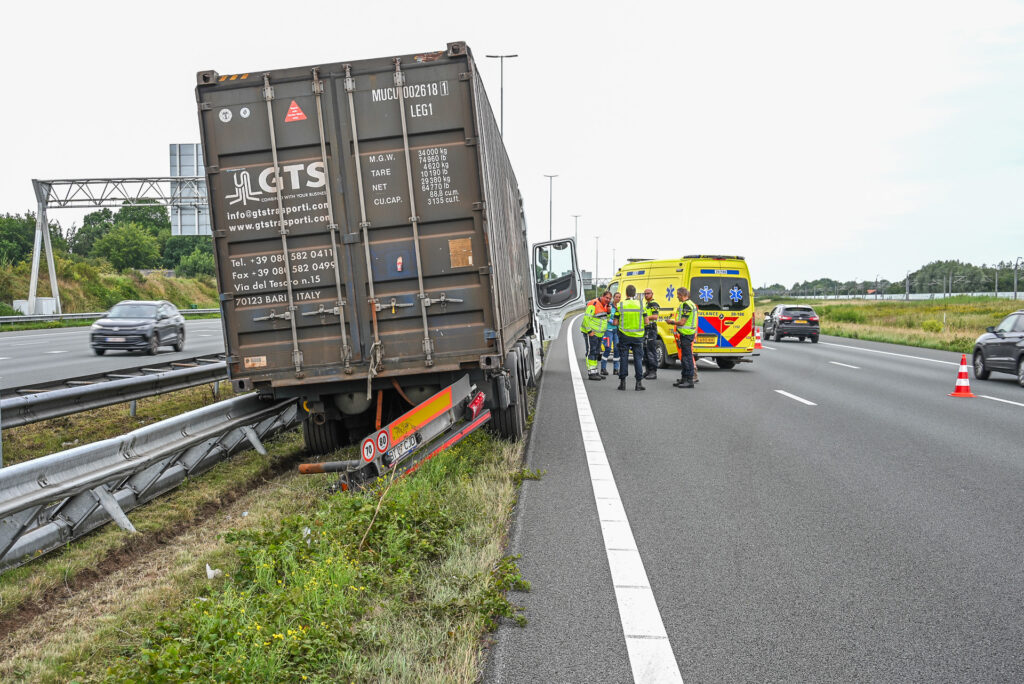 Ongeval met vrachtwagen zorgt voor afsluiting rijbanen en lange file - 112 Nederland