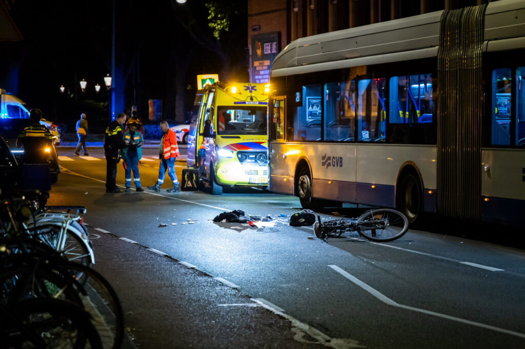 Fietser zwaargewond na botsing met lijnbus - 112 Nederland